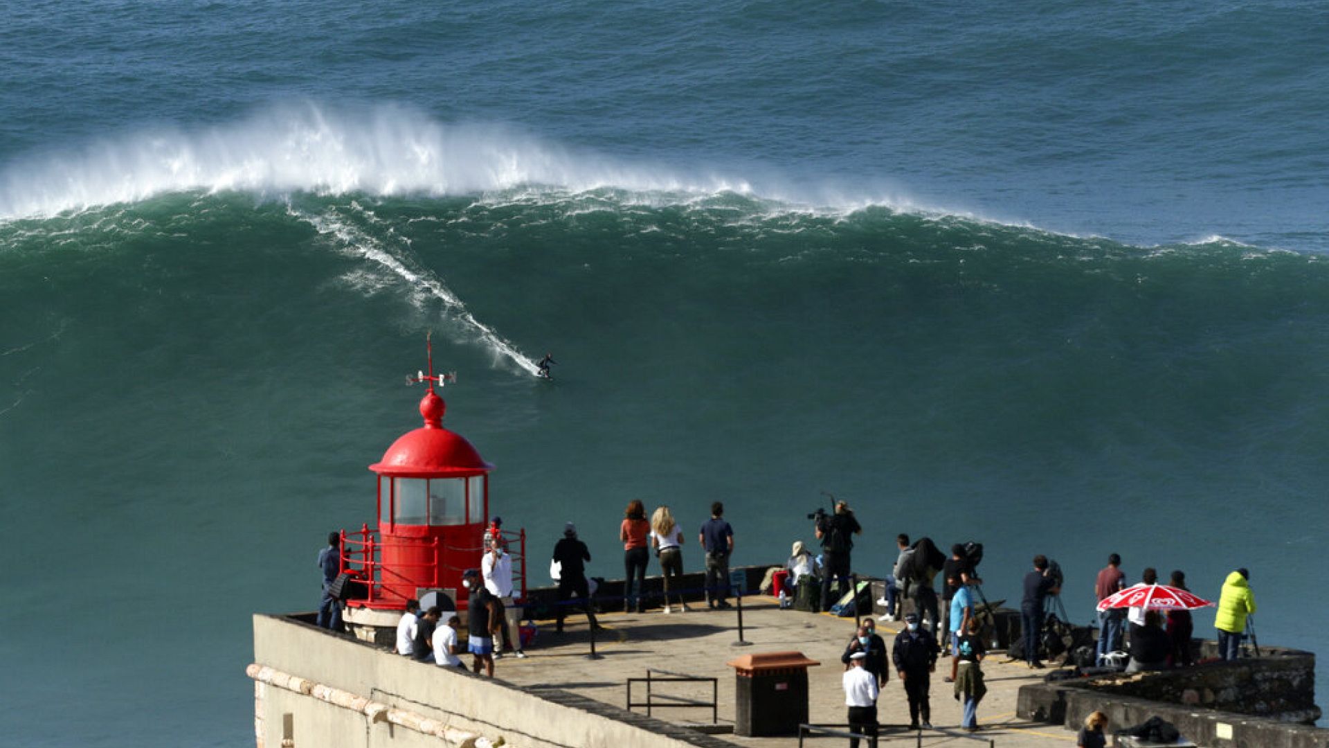 Olas gigantes en Nazaré gracias al huracán Epsilon y surfistas con ...