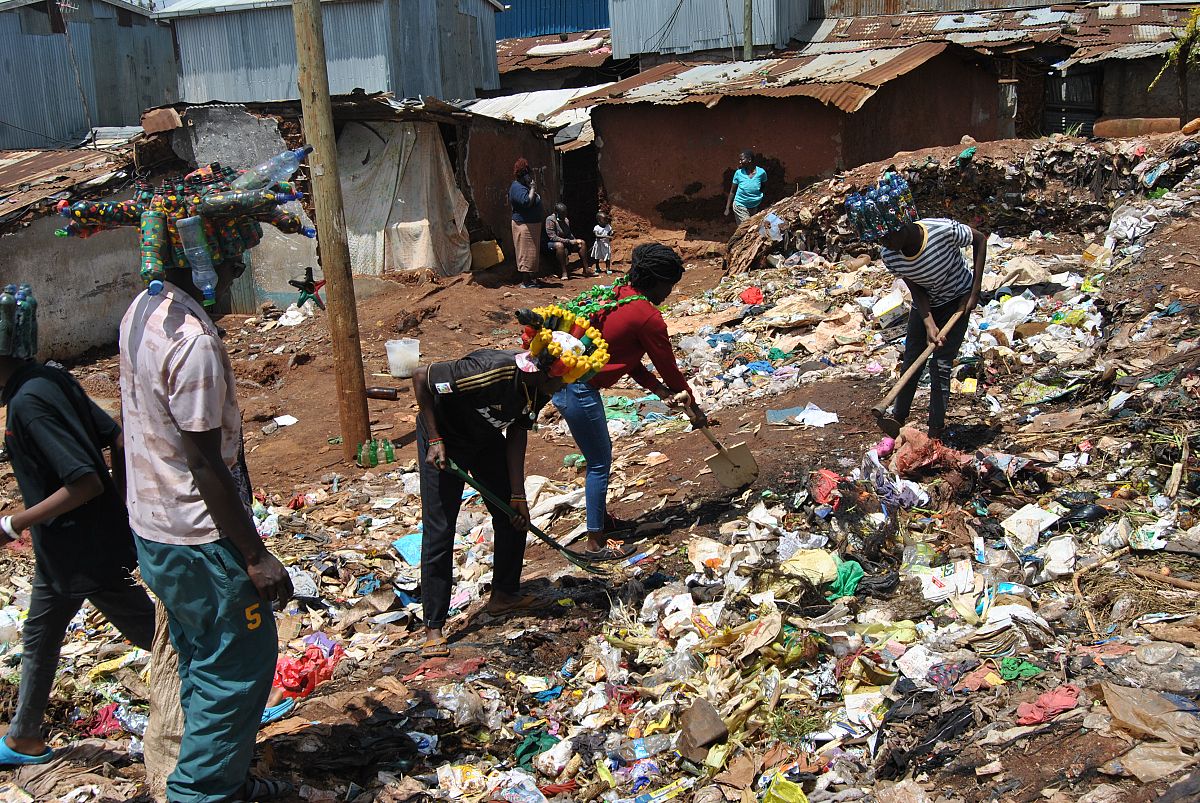 Ex-criminal youth help Africa's largest slums go green and clean | Euronews