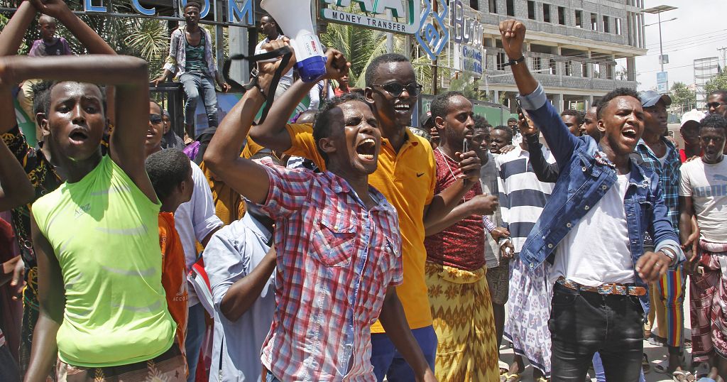 Somalia: Protests in Mogadishu district following the killing of top ...