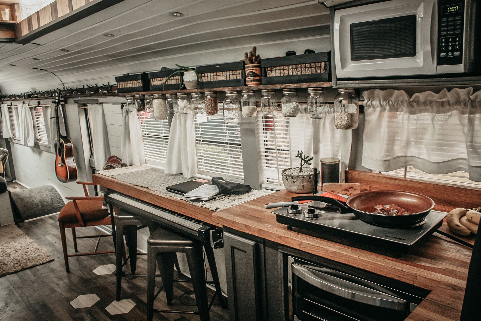 Take a look inside the school bus converted into a tiny home | Euronews