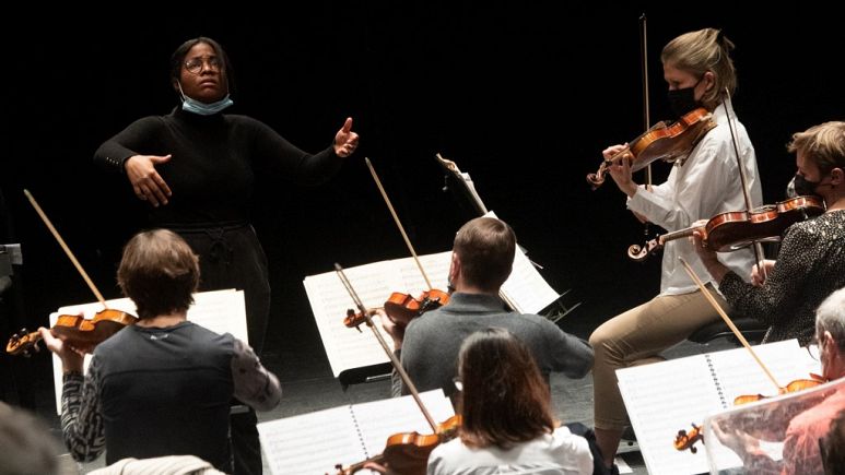 La fulgurante ascension de la jeune cheffe d'orchestre Glass Marcano ...