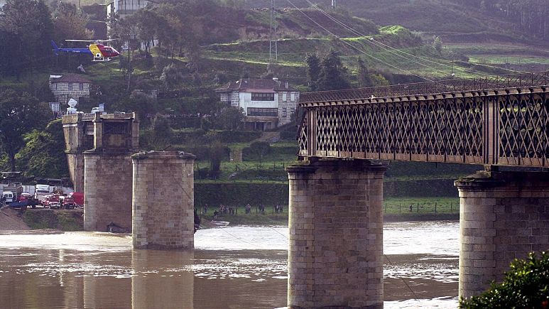Victims of Portugal's deadly bridge collapse remembered 20 years on ...