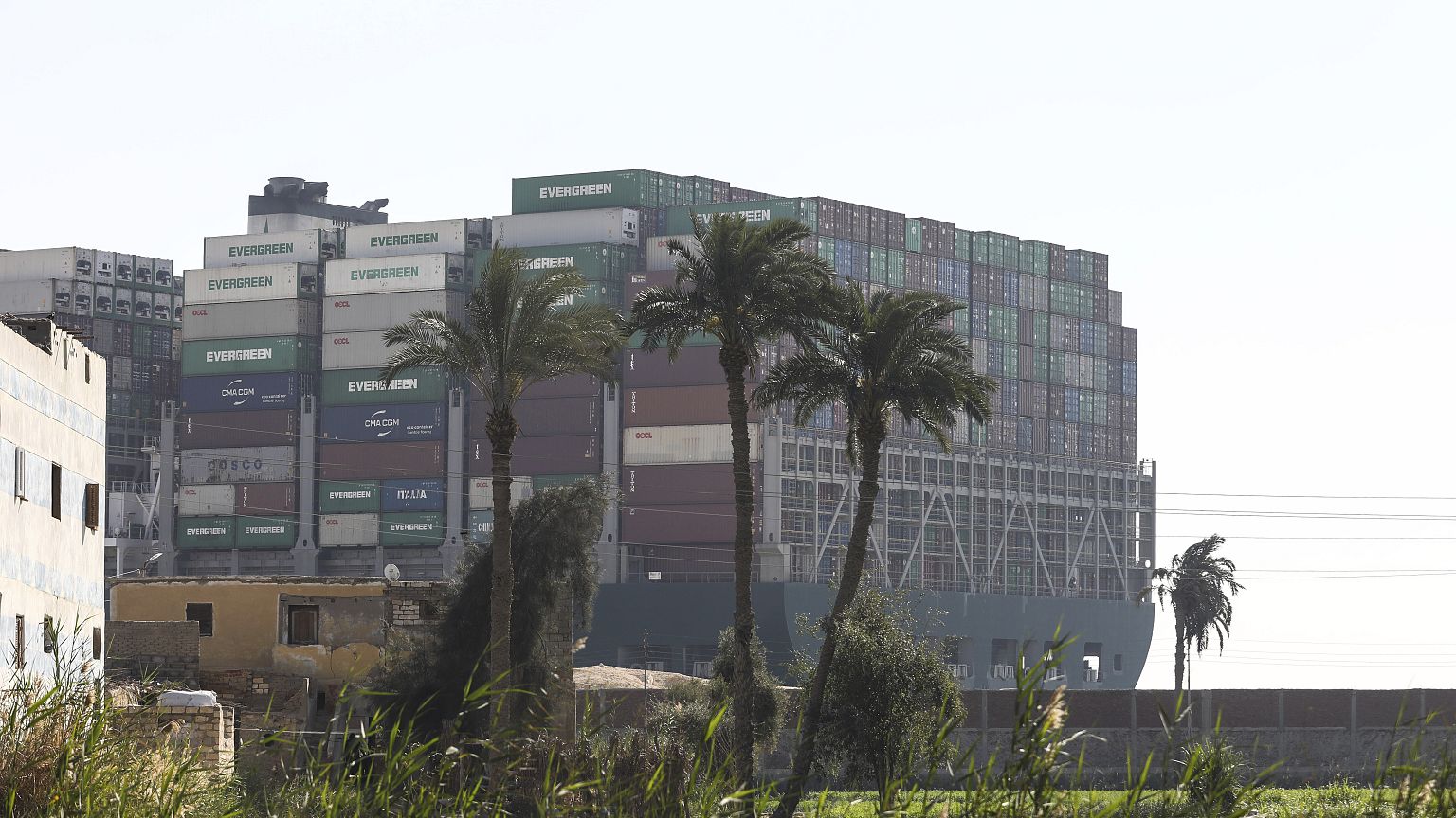 Suez Canal remains blocked amid efforts to free stuck vessel | Euronews