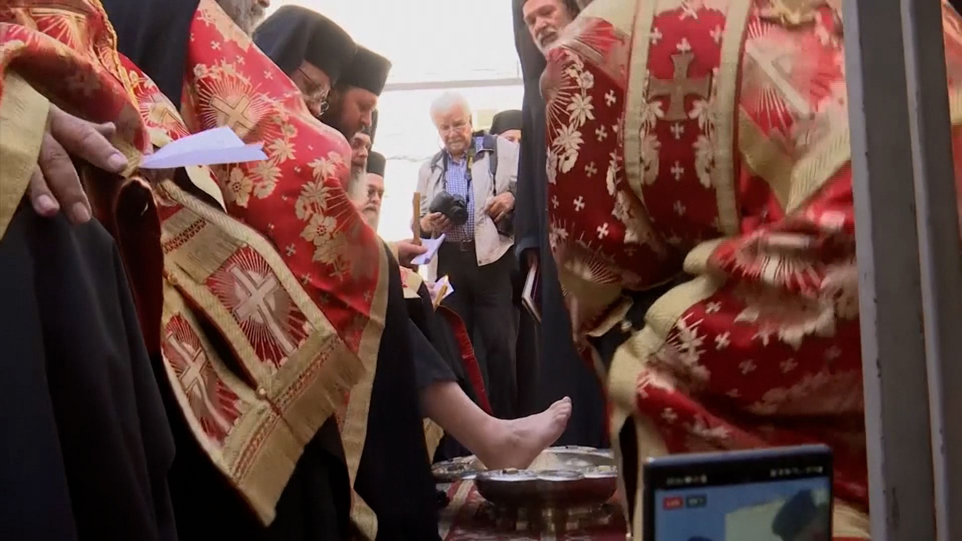 Video. Greek-Orthodox Patriarch performs 'washing of the feet' in ...