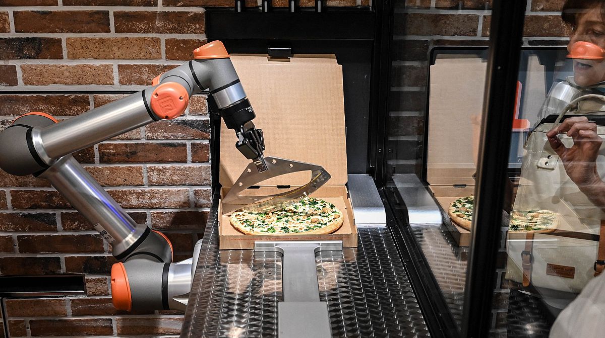 Paris welcomes first pizzeria staffed entirely by robot pizza chefs ...