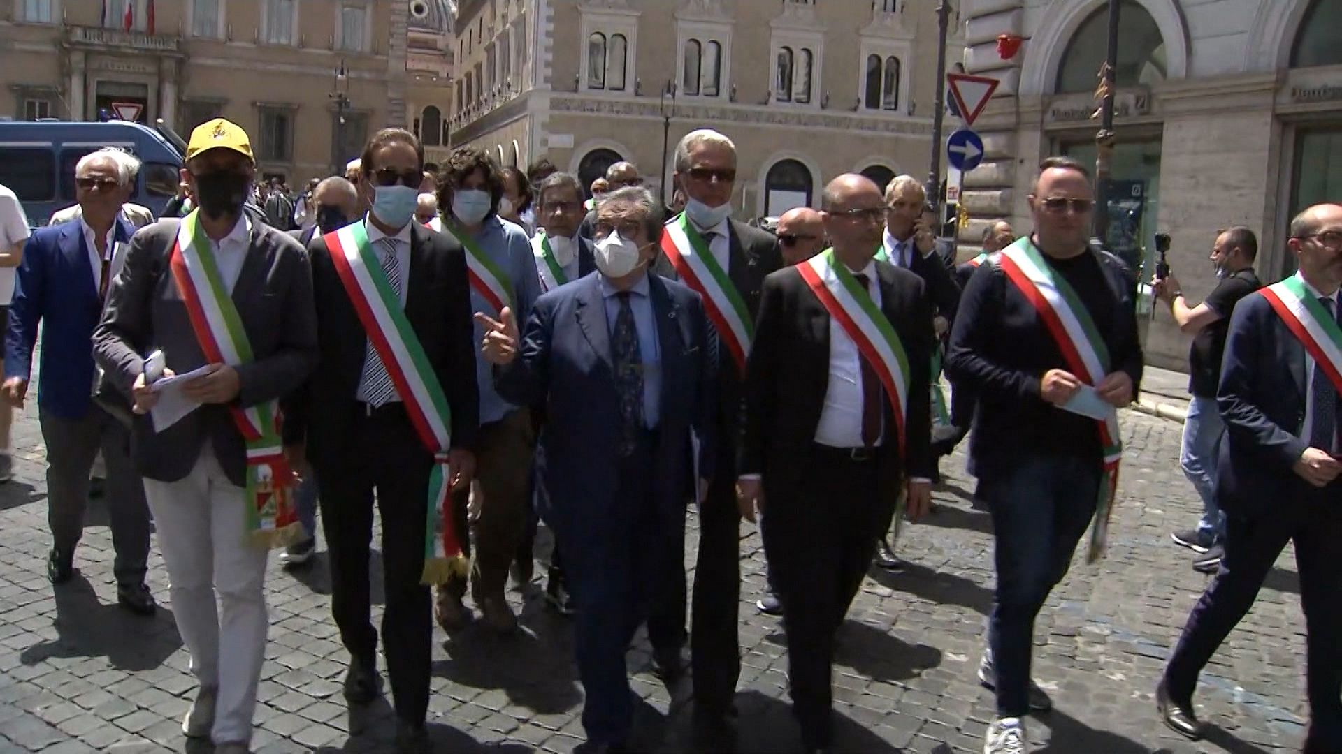 Video. Italian mayors march in Rome demanding respect | Euronews