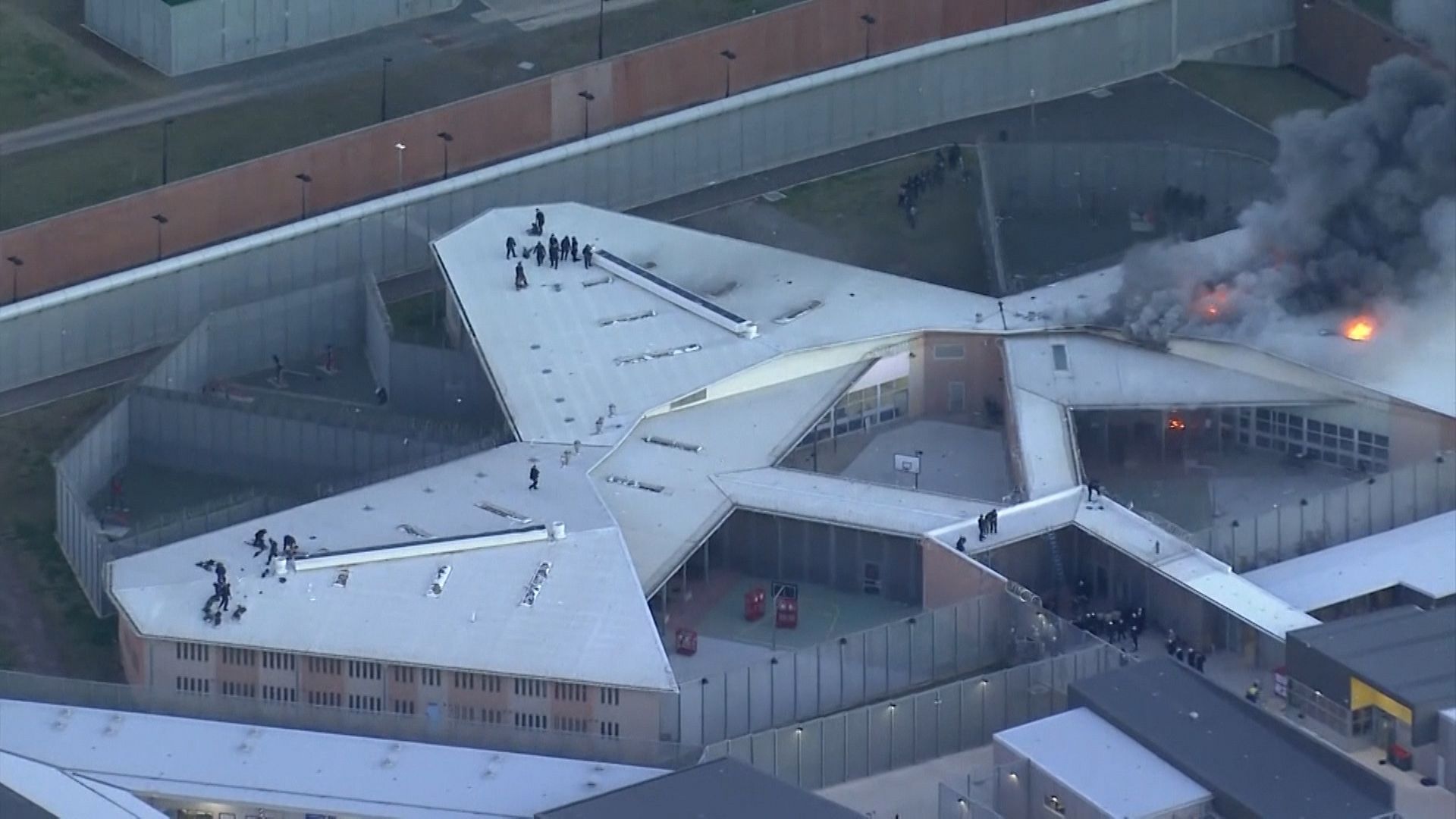 Video. Prisoners in Sydney climb onto prison roof | Euronews