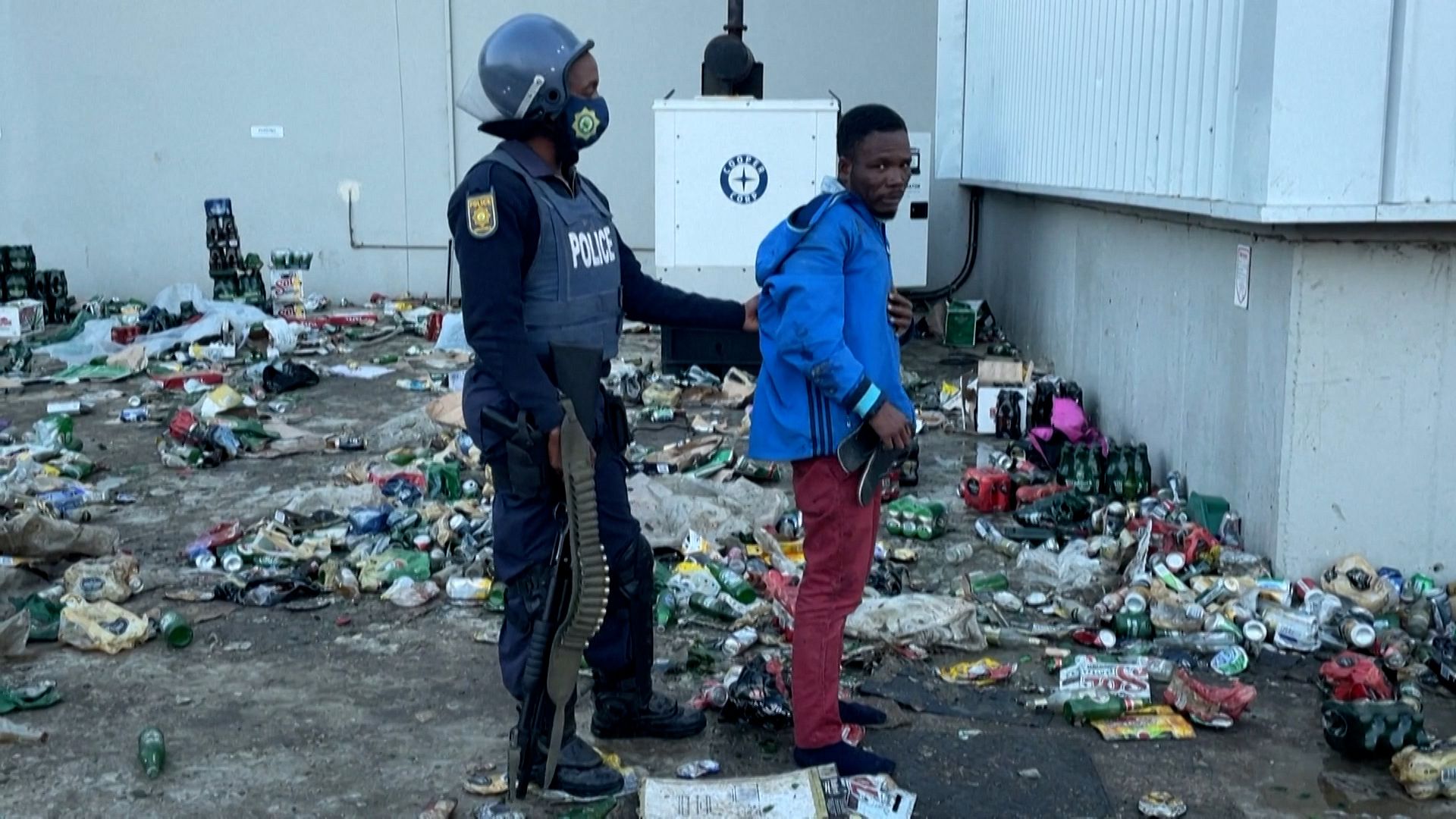 Video. Clashes as looters make a last ditch effort to empty Durban ...