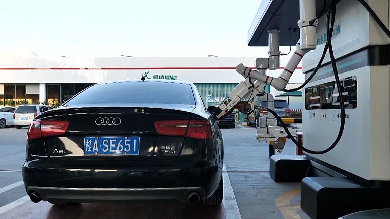VIDEO : A robot that can pump gas is being piloted at a filling station ...
