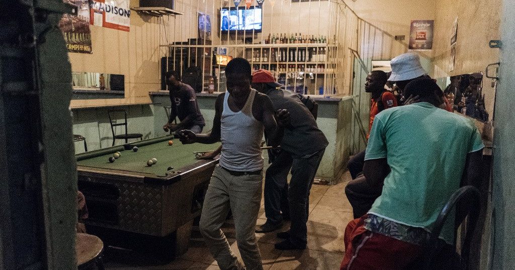 Zimbabwe : bars réouverts pour les vaccinés contre la Covid-19 | Africanews