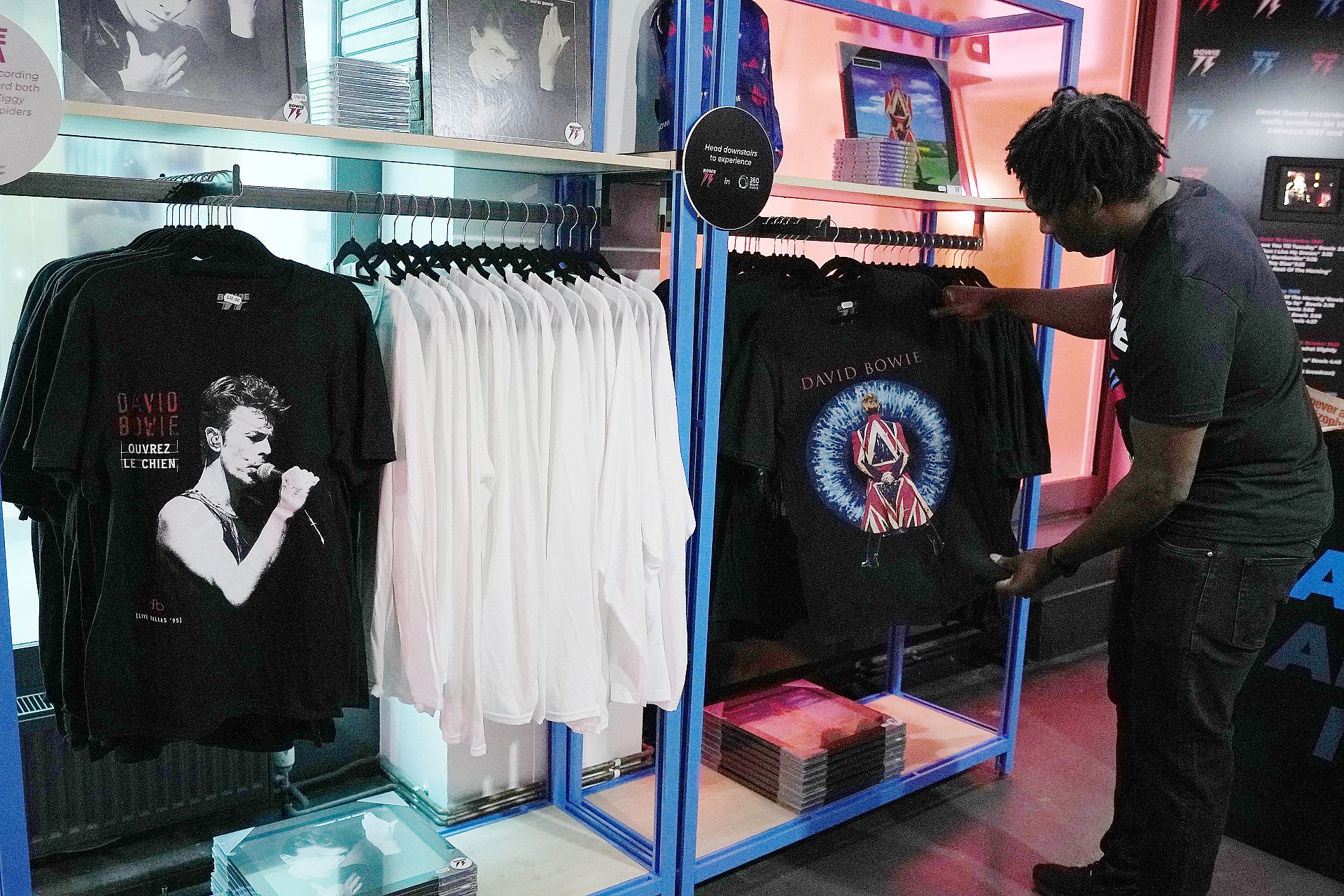 David Bowie makes a return to London in memorabilia pop-up shop | Euronews