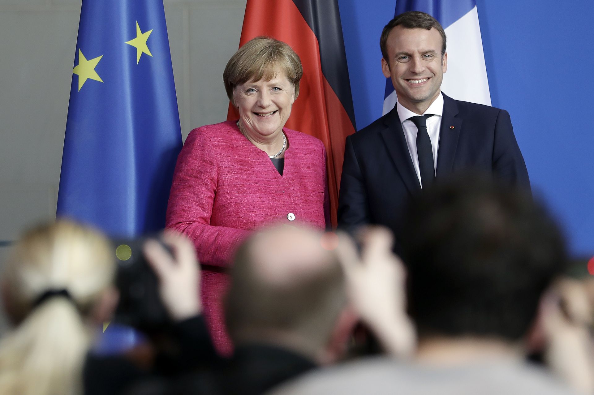 Macron piles on the praise during Merkel's farewell visit to France ...