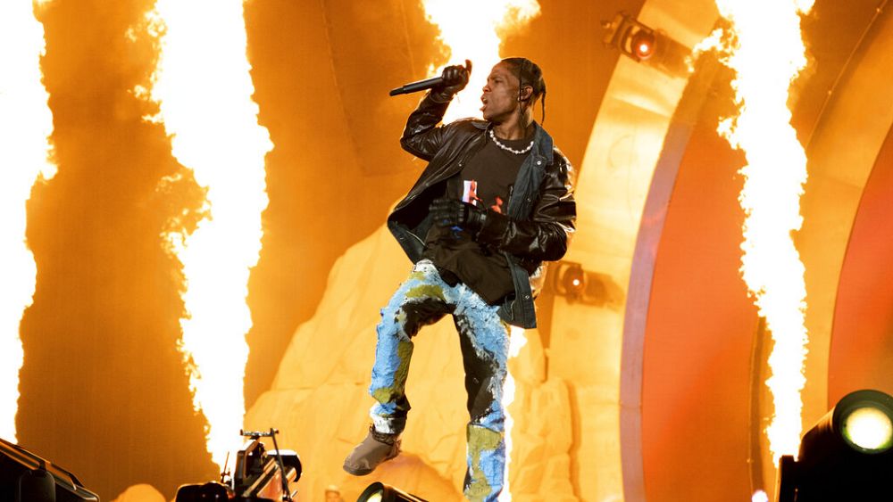 Una estampida multitudinaria en un concierto del rapero Travis Scott ...