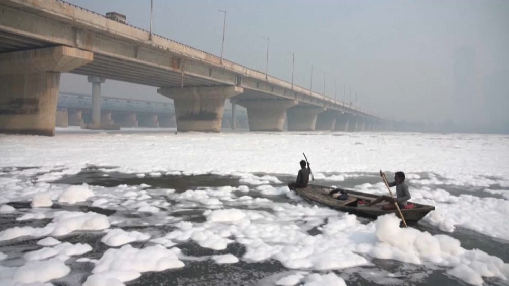 VIDEO : Gefährliches Bad: Giftiger Schaum auf dem Yamuna-Fluss in ...