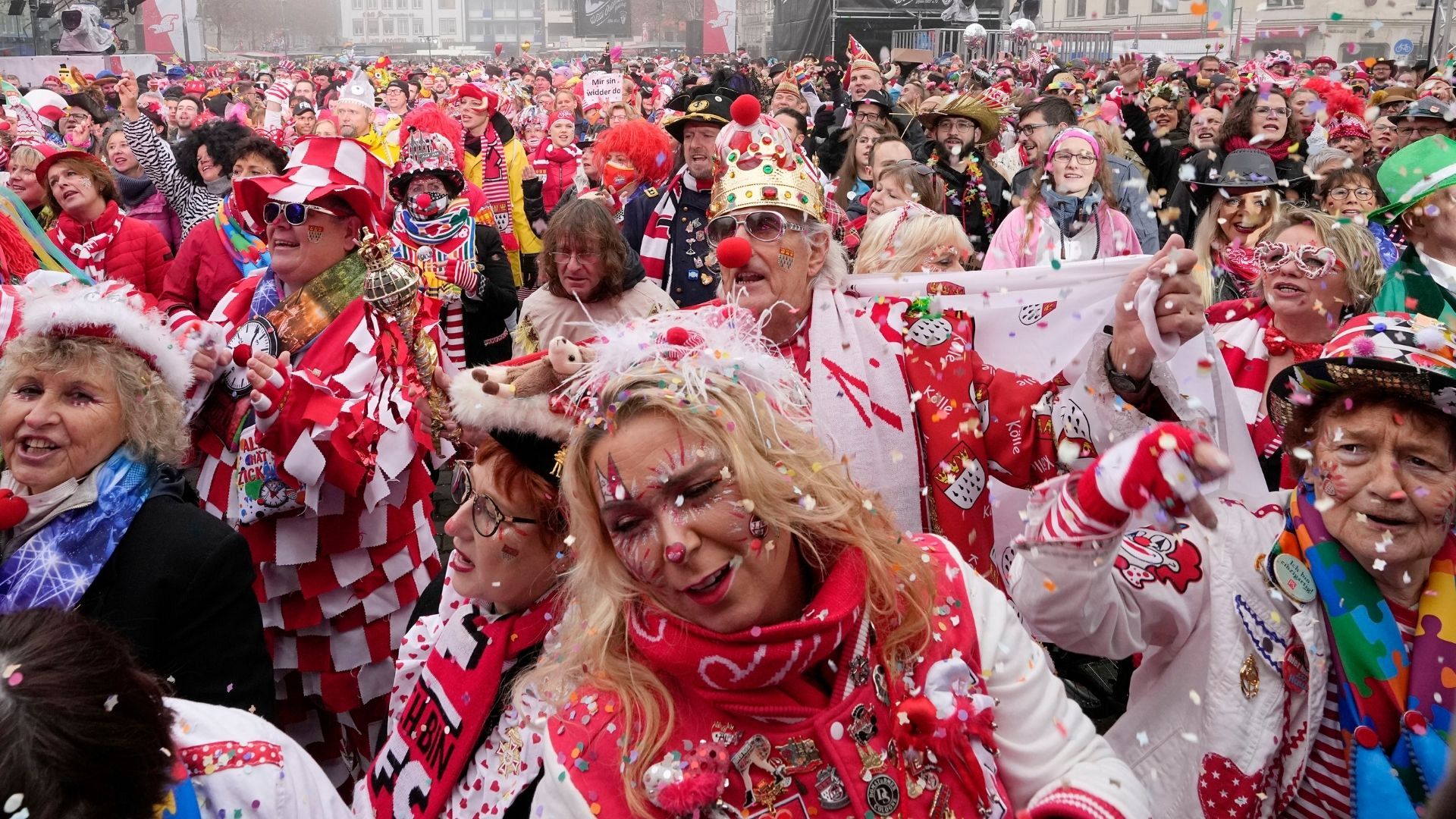 Thousands gather to celebrate opening of Cologne Carnival after COVID ...