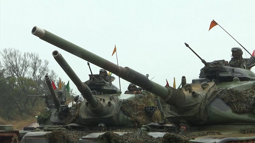 VIDEO : Taiwan tank platoons conduct combat firing exercise | Euronews