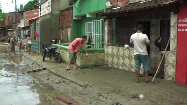 Cheias no Brasil fazem 34 mil desalojados e vítimas mortais estão a ...