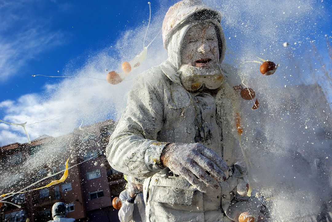 Flour and eggs become artillery as Spanish revellers celebrate El ...