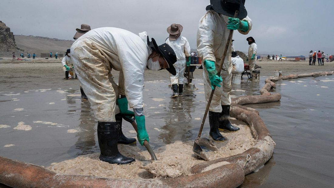 Peru oil spill: The unusual way citizens are helping with the clear up ...