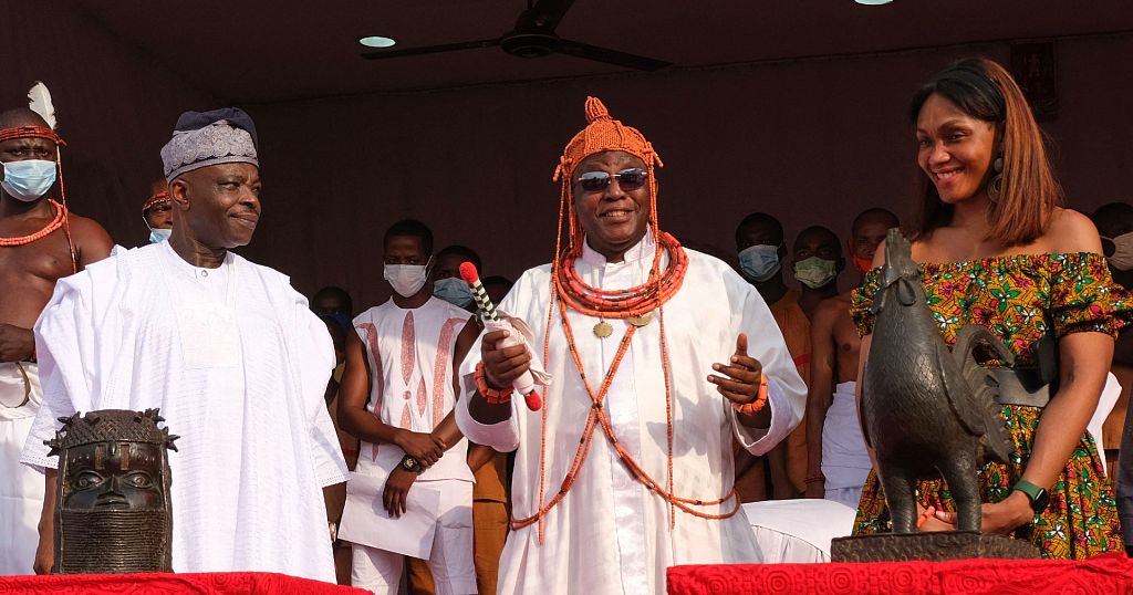 Traditional ruler of Benin receives looted treasures | Africanews