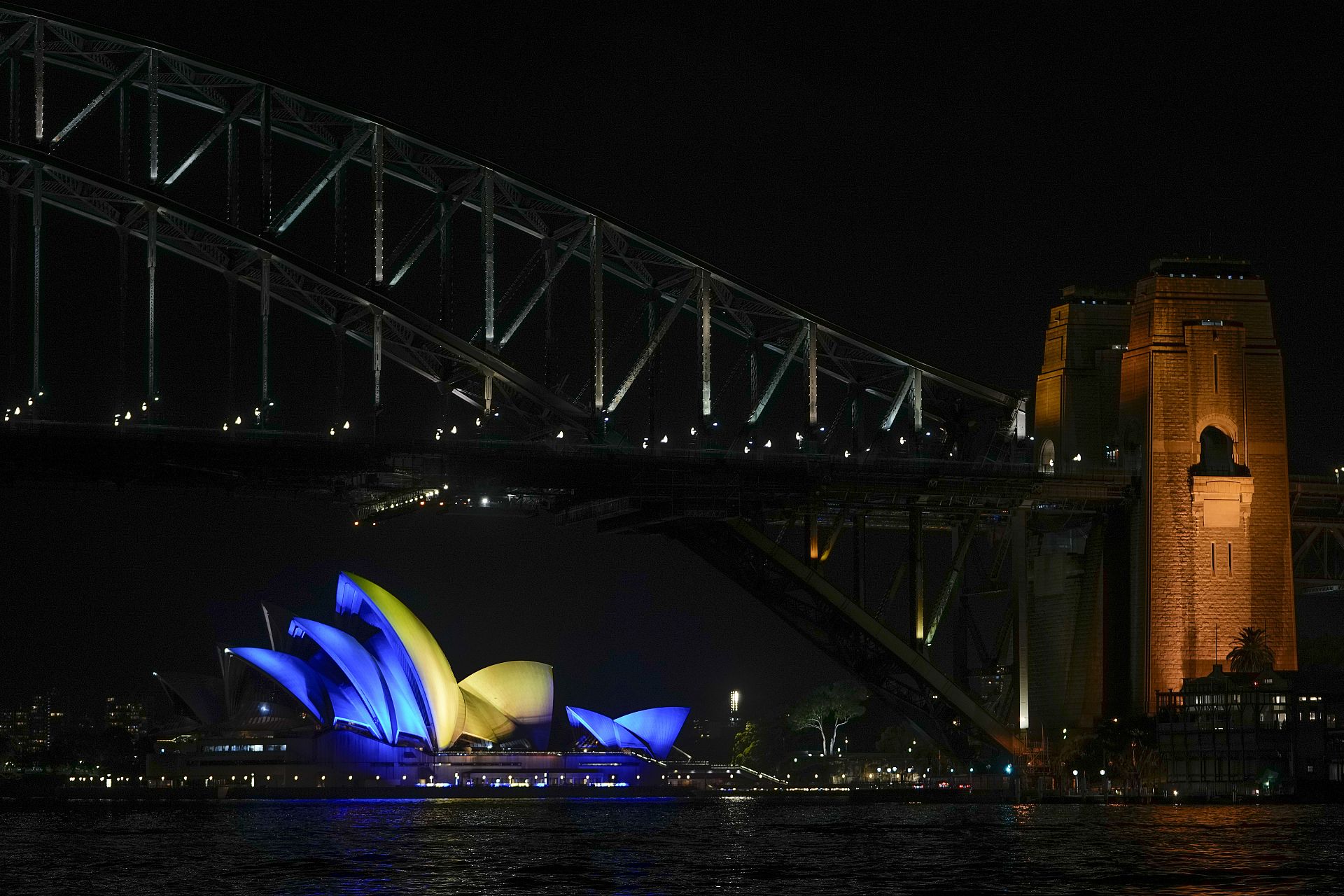 Sydney Opera House illuminates its support for Ukraine | Euronews