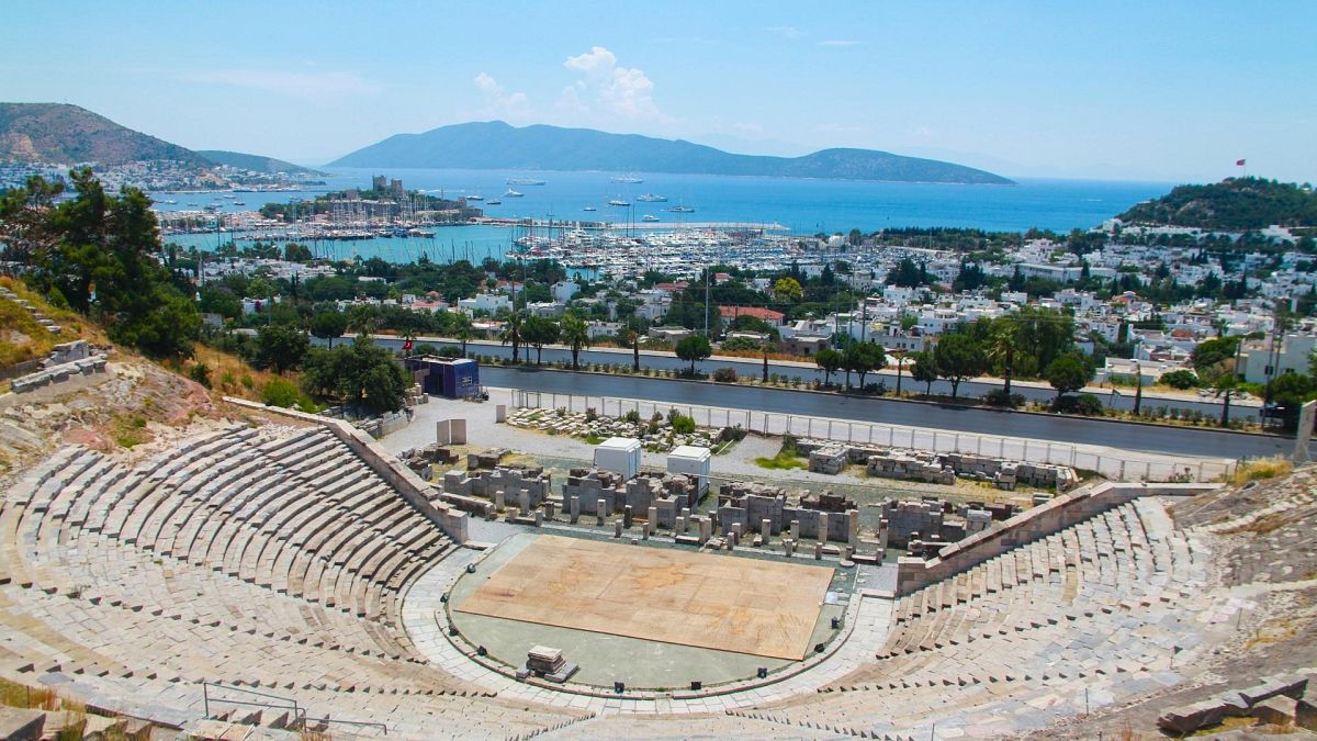 Turkey welcomes Abramovich's €900m superyacht into Bodrum harbour ...