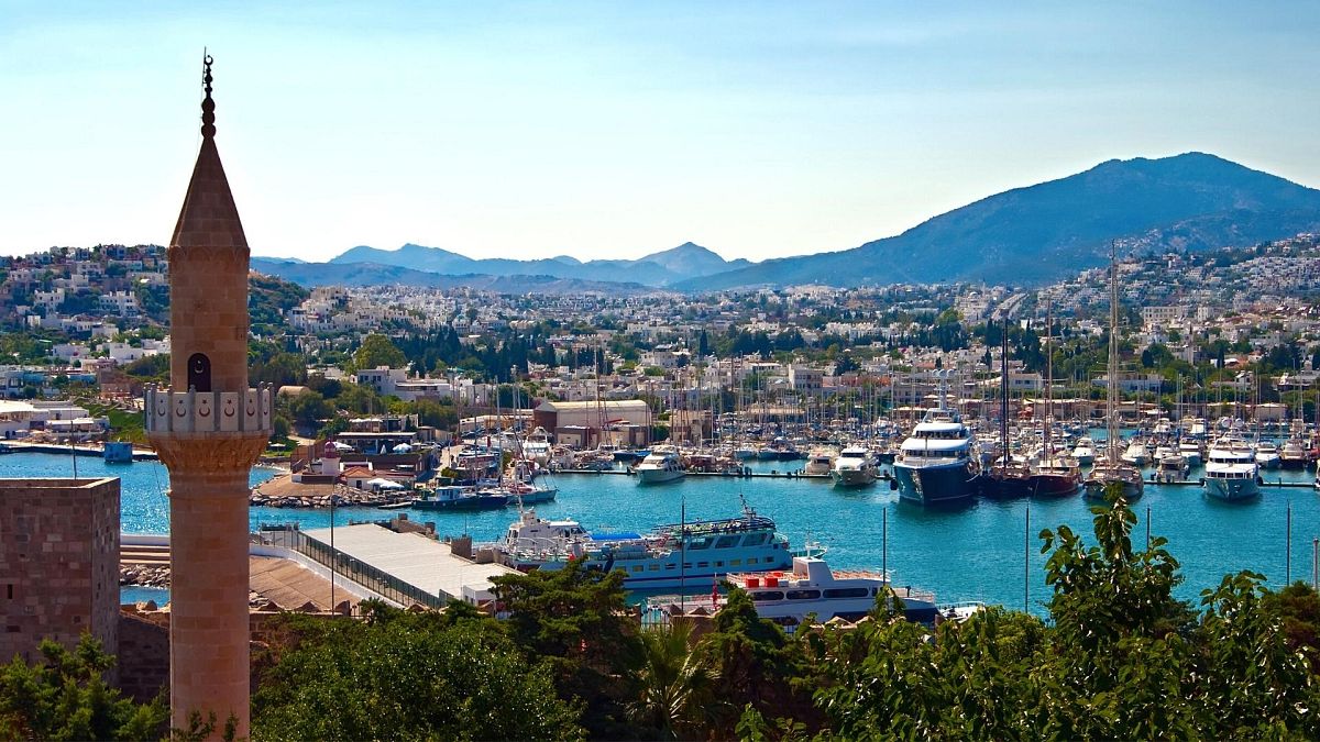 Turkey welcomes Abramovich's €900m superyacht into Bodrum harbour ...