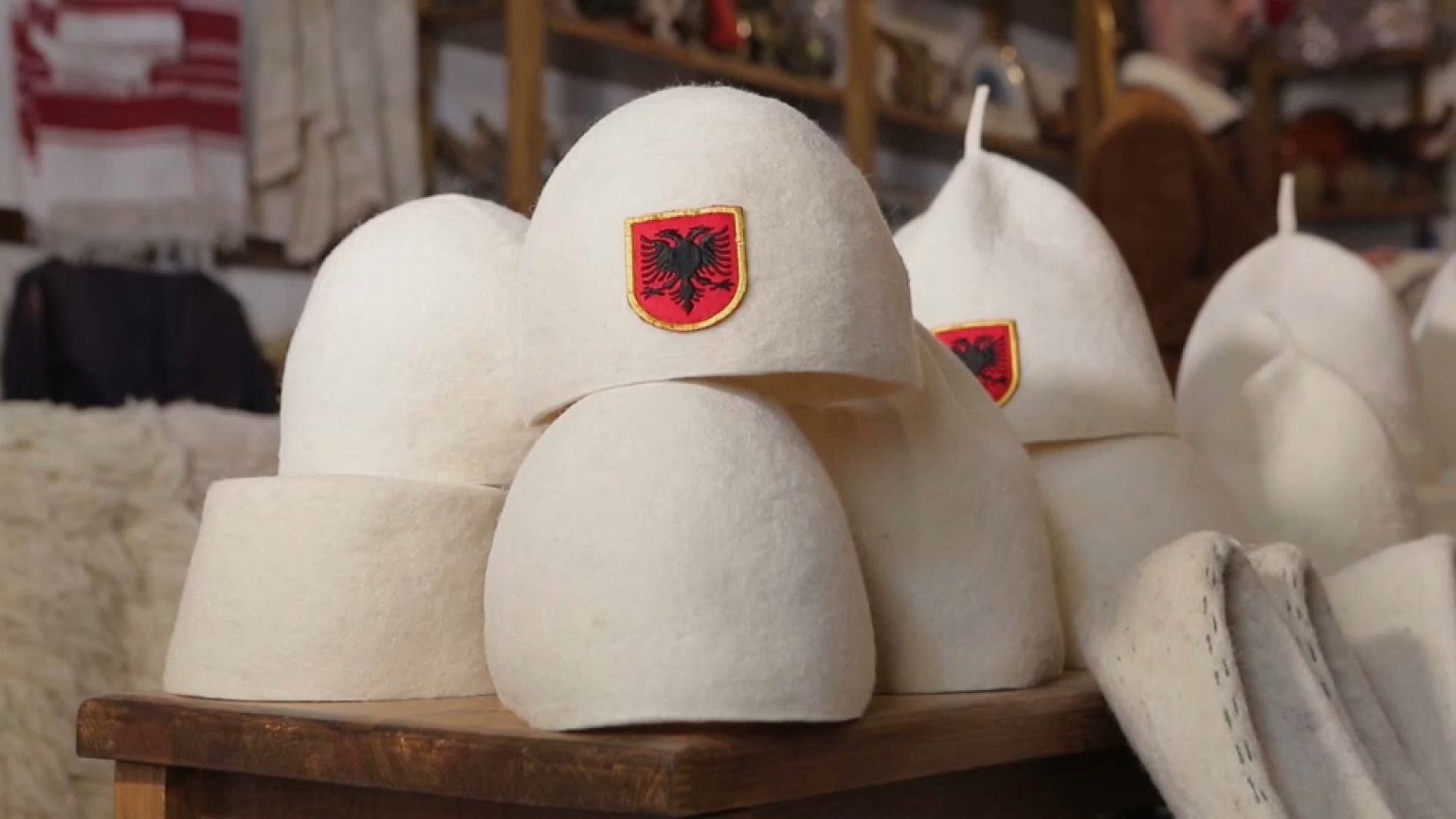 Dove nasce il "qeleshe", cappello della tradizione albanese | Euronews