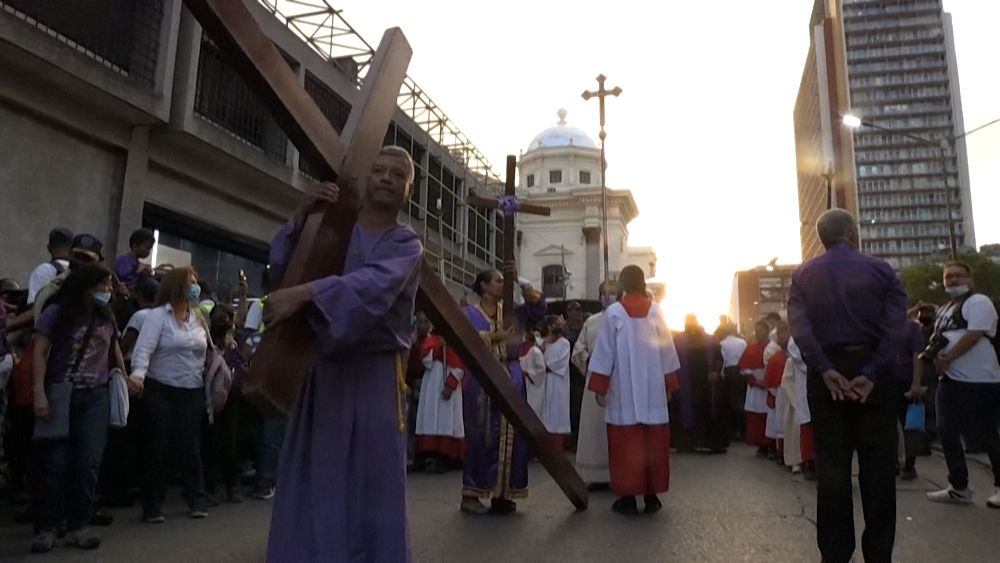 VIDEO : Venezuelan Catholic worshippers attend Nazarene of San Pablo ...