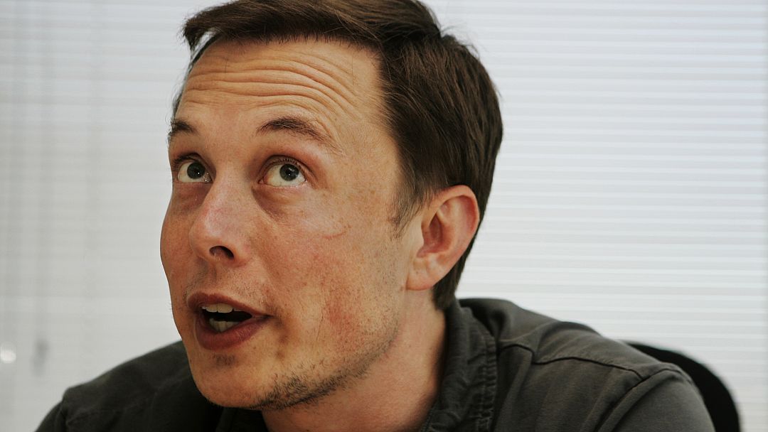 Le patient porteur de la puce cérébrale Neuralink capable de déplacer ...