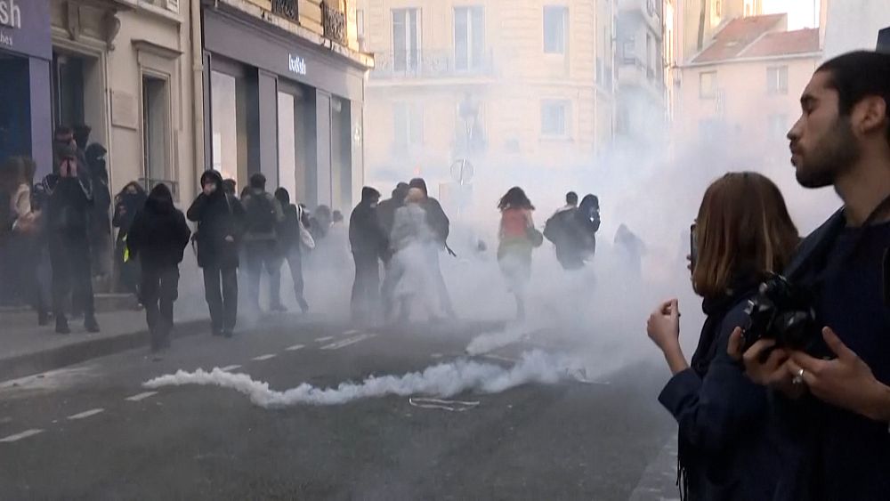 VIDEO : French election: Police and students clash near Sorbonne ...
