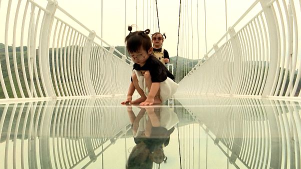 VIDEO : Spectacular glass-bottomed bridge opens in Vietnam | Euronews