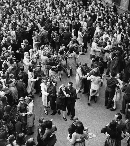 In pictures: How the world celebrated VE day in 1945 | Euronews