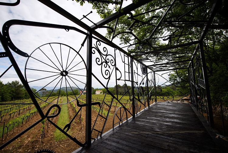 Bob Dylan's biggest sculpture to date unveiled in Provence vineyard ...
