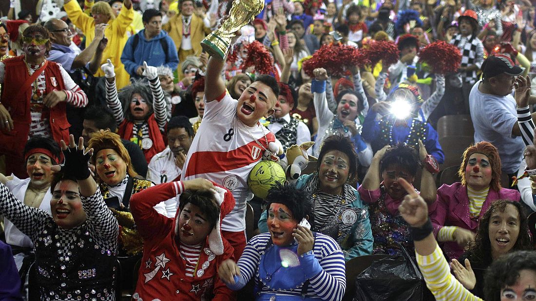 Peruvian Clown Day: Hundreds of clowns party through the streets of ...