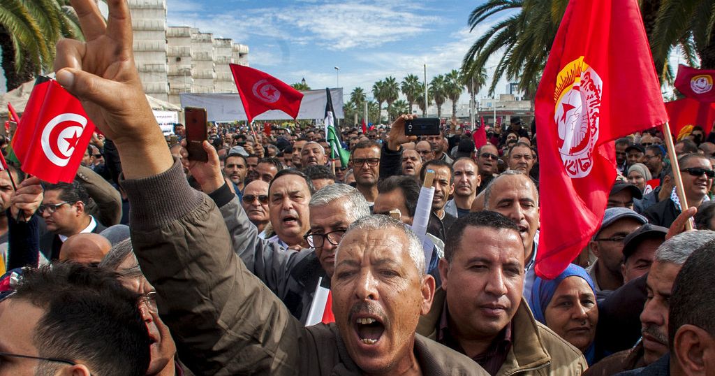 Public workers strike in Tunisia, signaling national crisis | Africanews