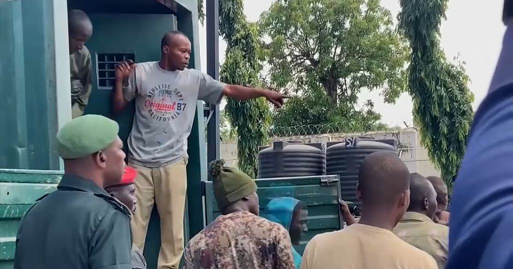 Nigeria: At least 600 inmates escape in Abuja jail break | Africanews
