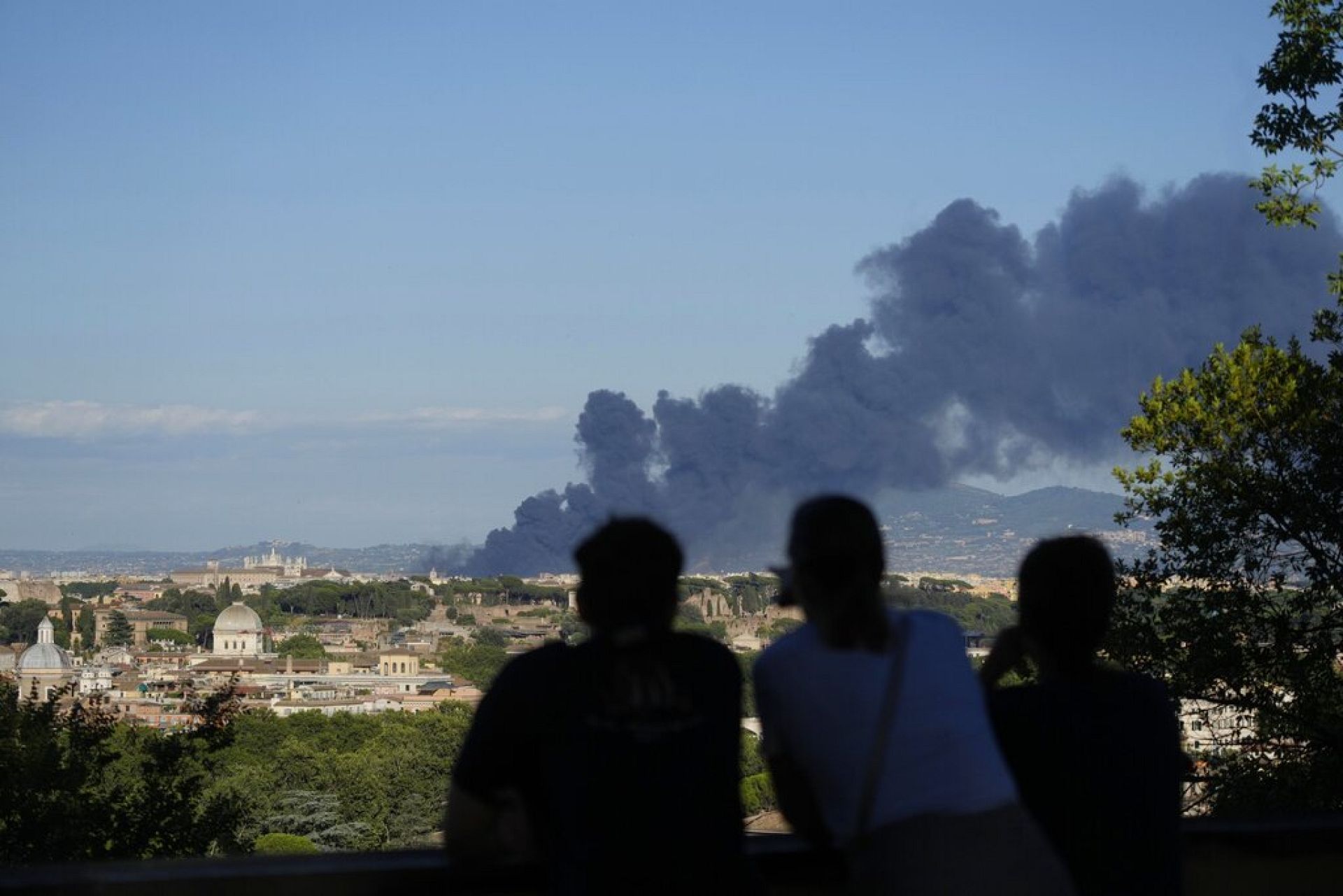 Europe suffers under major heatwave, faces drought and wildfires | Euronews