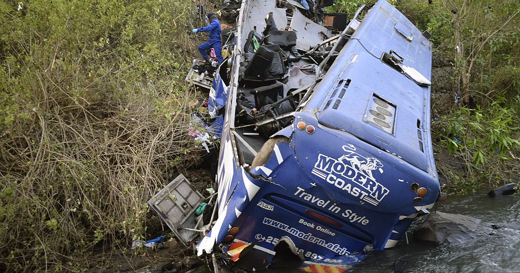 Death toll from Kenya bus crash rises to 3O | Africanews