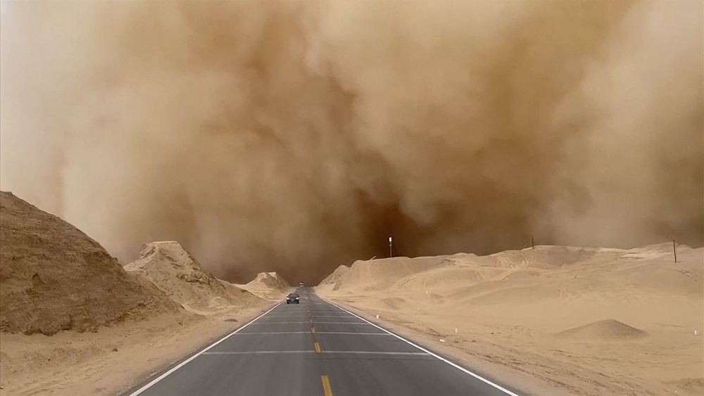 VIDEO : Sandstorm sweeps through China's Haixi region | Euronews