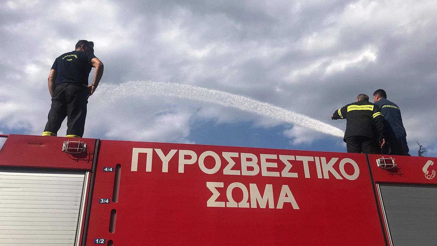 Πάρος: Πυρκαγιά απειλεί σπίτια – Μήνυμα 112 για εκκένωση | Euronews