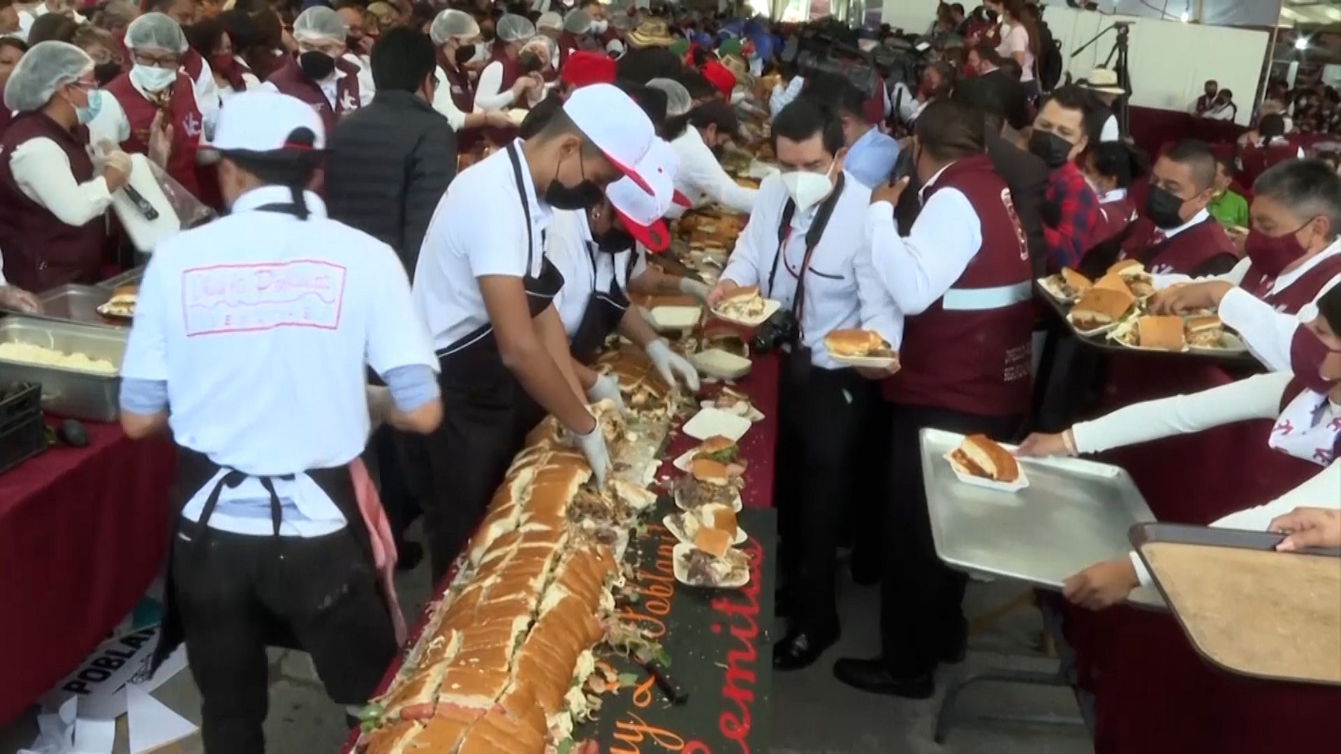 Video. Restaurateurs in Mexico City break local record for giant ‘torta ...