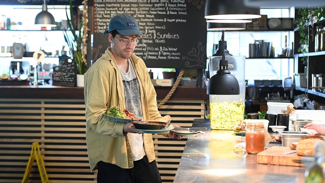 Climate change on the menu: UK restaurant is first to show customers ...