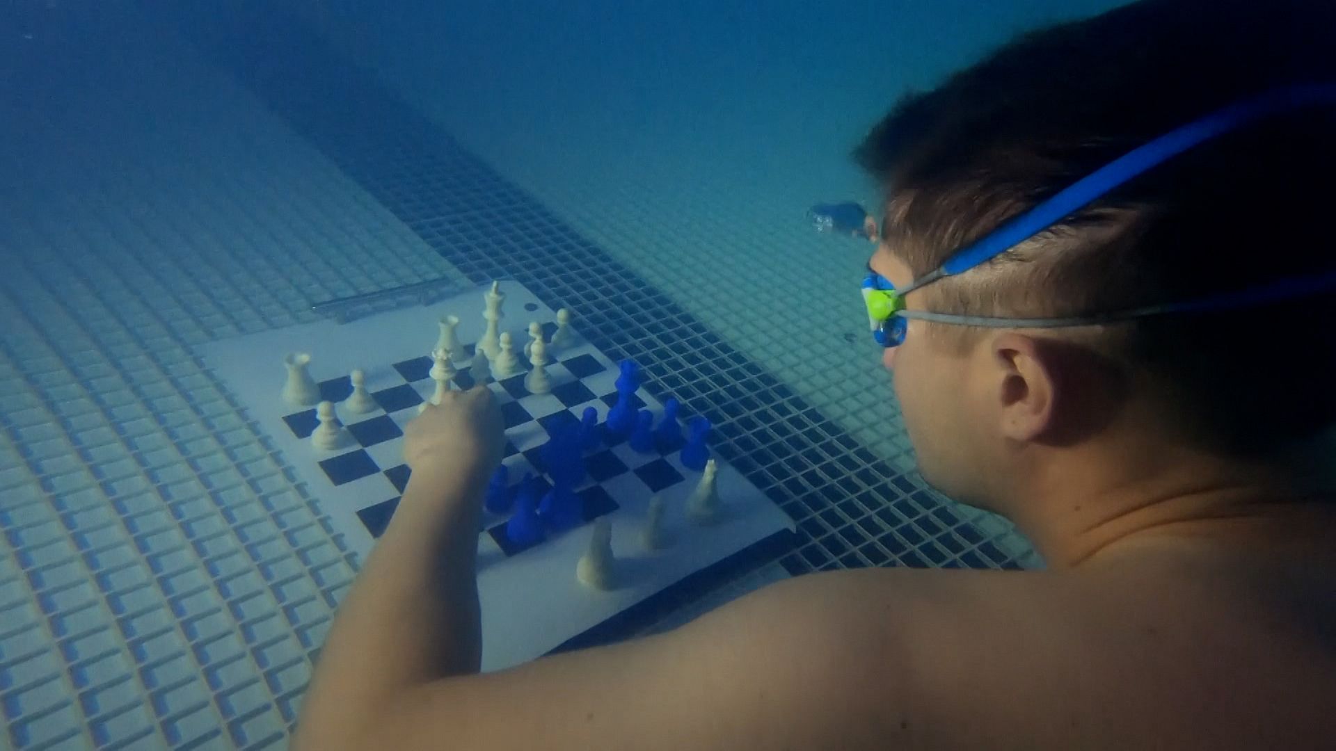 Video. Ultimate battle of minds and lungs at Diving Chess World ...