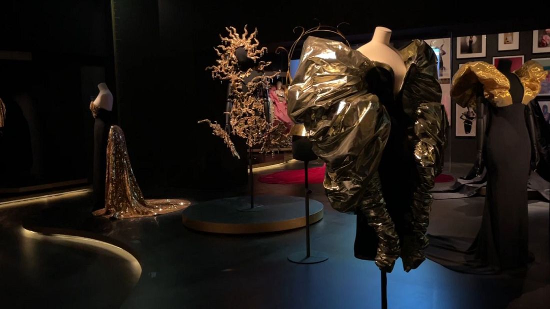 Elsa Schiaparelli: the "shocking" designs at the Paris exhibition ...