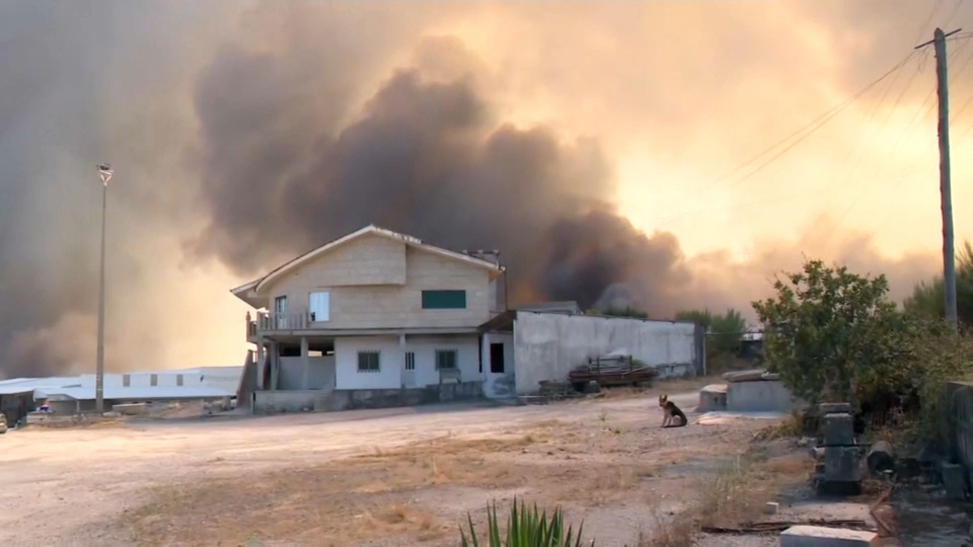 Wildfire in northern Portugal threatening several villages, Spain to ...