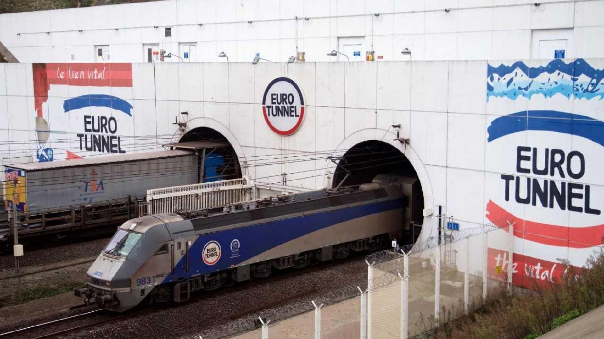 خرابی قطار، مسافران را در تونل زیردریایی مانش سرگردان کرد | یورونیوز