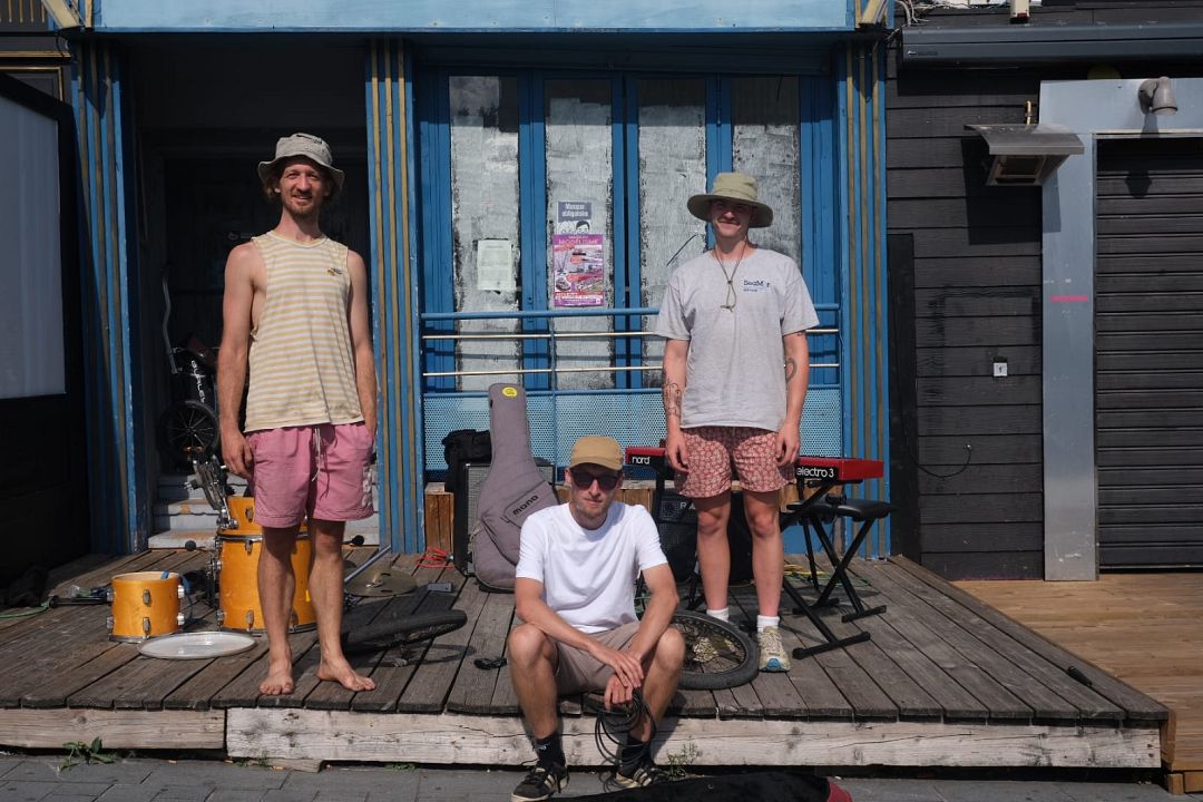 Calais queues: Watch as British band play on van roof to entertain ...