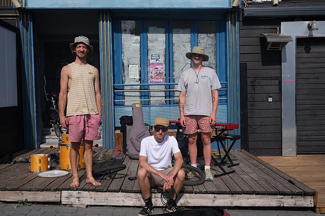Calais queues: Watch as British band play on van roof to entertain ...