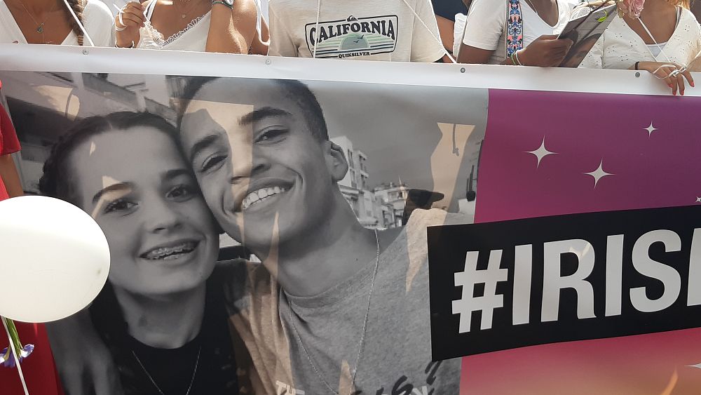 2 Jugendliche auf E-Roller vom Krankenwagen erfasst: Trauer um Iris und ...